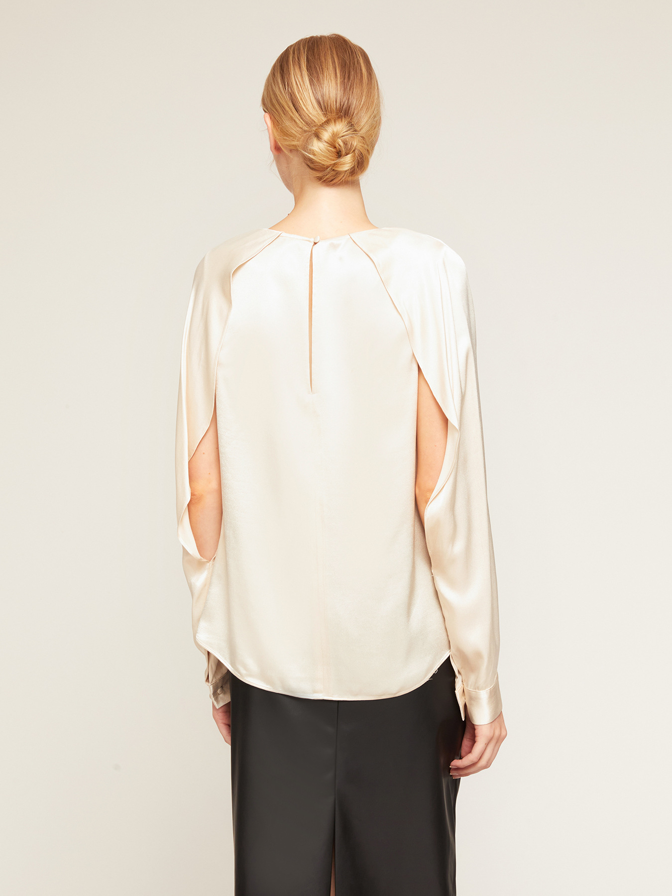 Blusa de raso detalle mangas